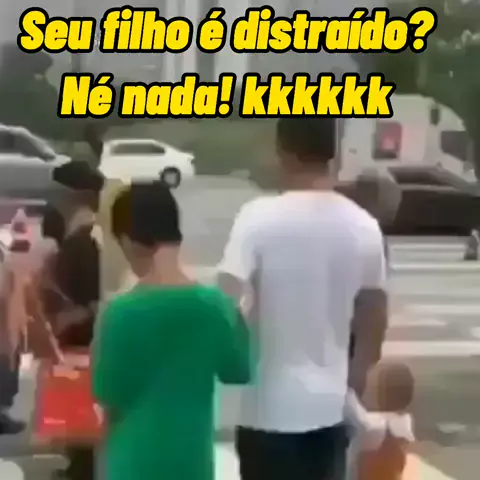 meme do menino que dá voadora no celular | Discove ...| Kwai